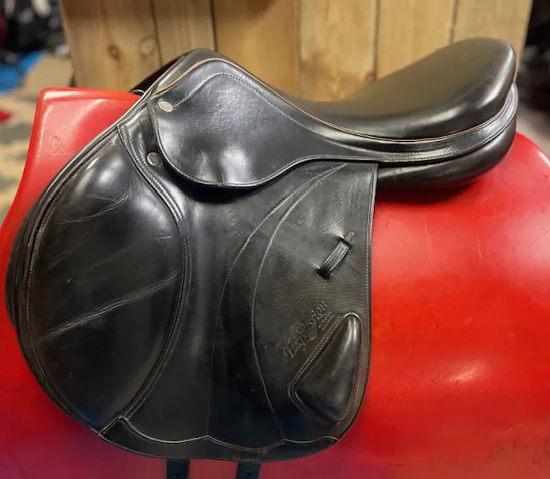 JP4348 - Equipe Expression Mono Jump Saddle 17 Medium - Black